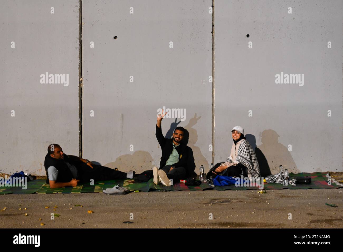 Rafah, Egypt. 20th Oct, 2023. People sit along the Rafah border ...
