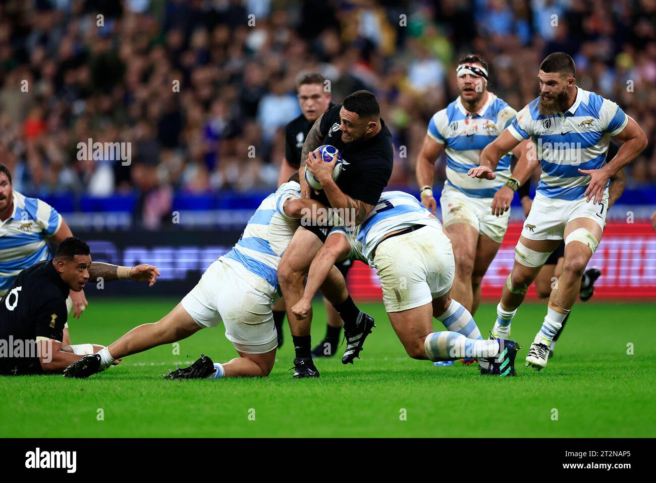 New Zealand's Tyrel Lomax, centre, challenges for the ball with ...