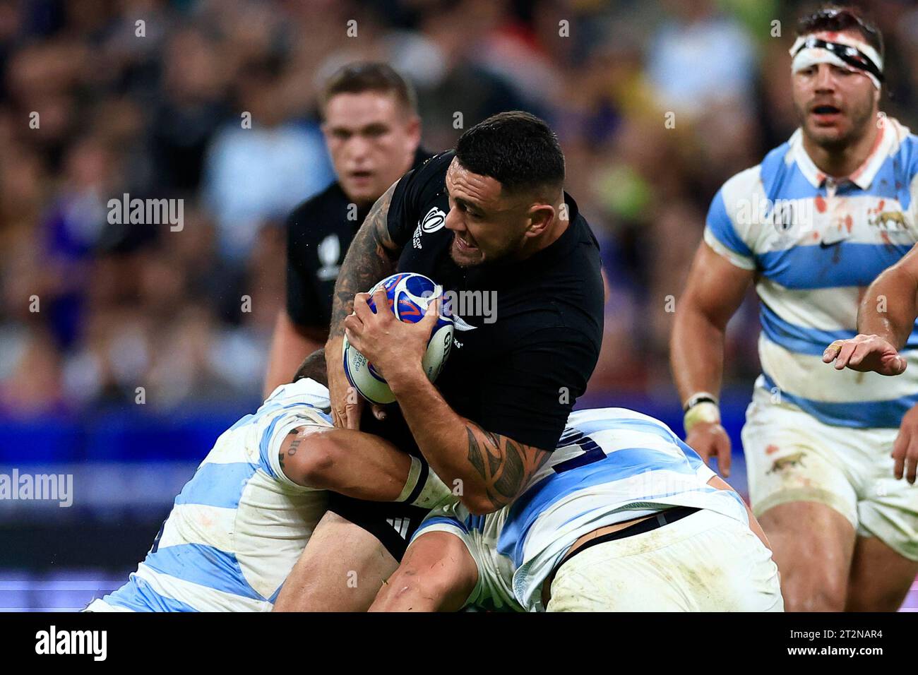New Zealand's Tyrel Lomax, centre, challenges for the ball with ...