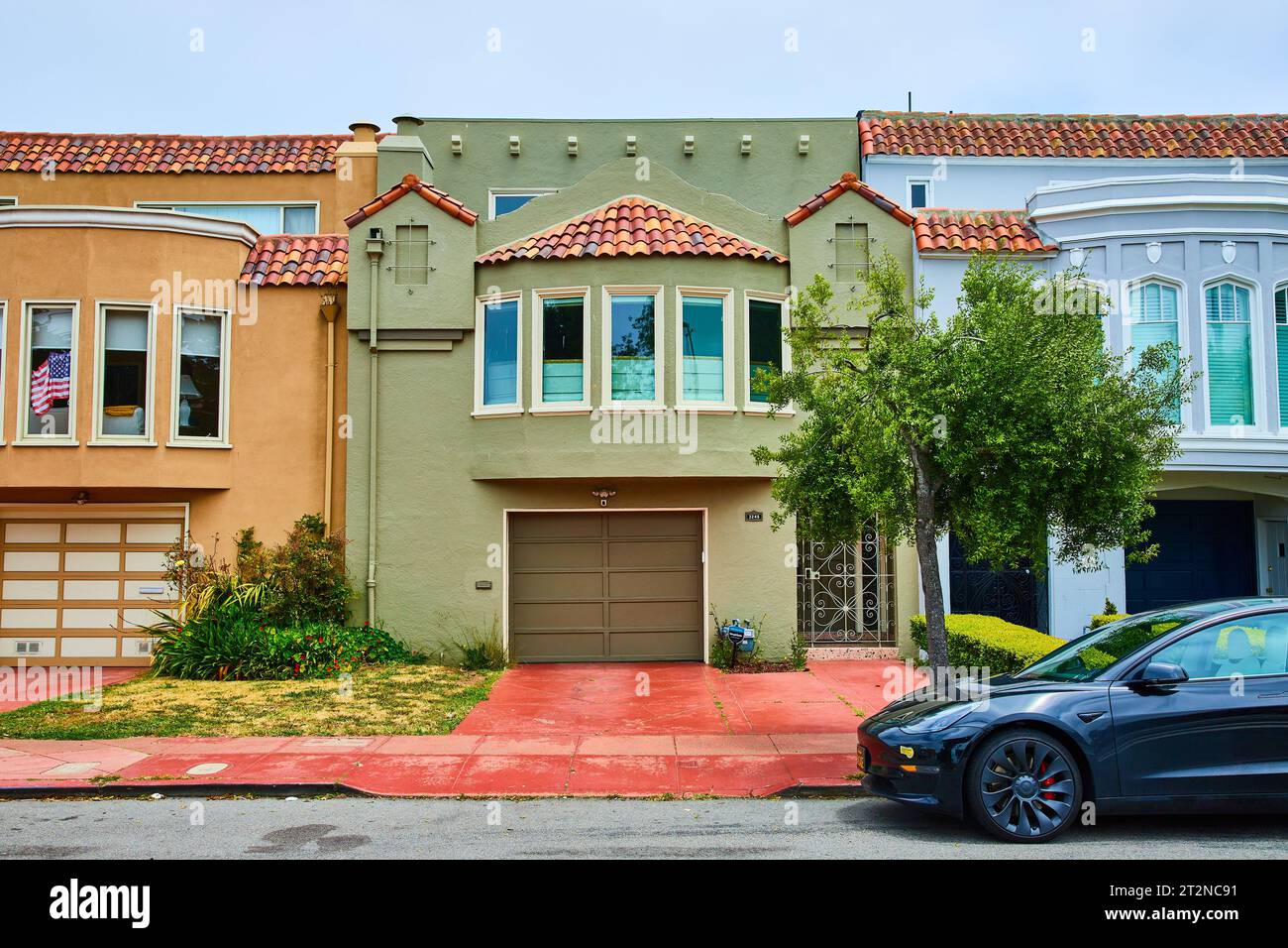 Driveway building side view hi-res stock photography and images - Alamy