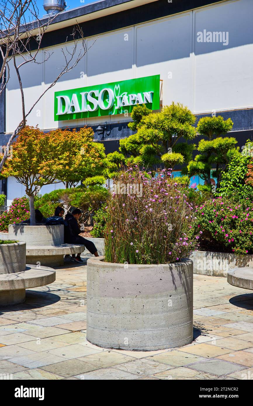 Daiso japan sign hi-res stock photography and images - Alamy