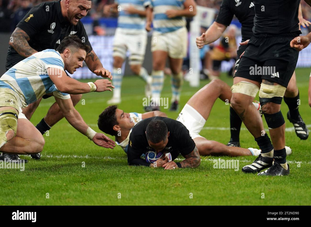 New Zealand's Aaron Smith scores their side's fourth try of the game ...