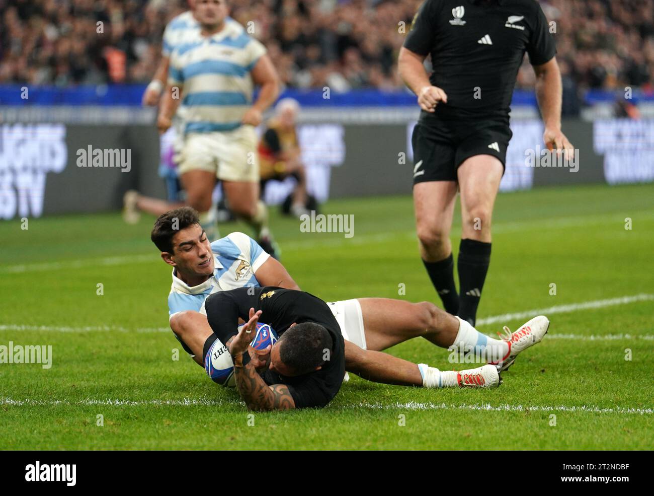New Zealand's Aaron Smith scores their side's fourth try of the game ...