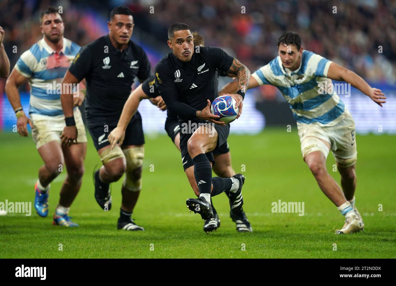 New Zealand's Aaron Smith (centre) breaks through to score their side's ...