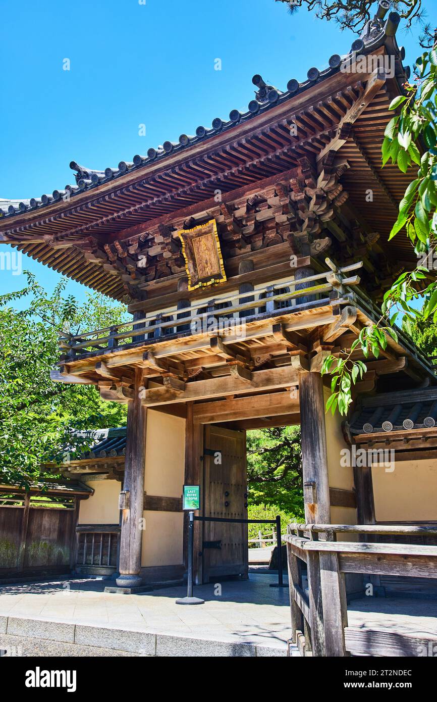 Grand entrance to Japanese Tea Garden with gorgeous wooden pagoda ...