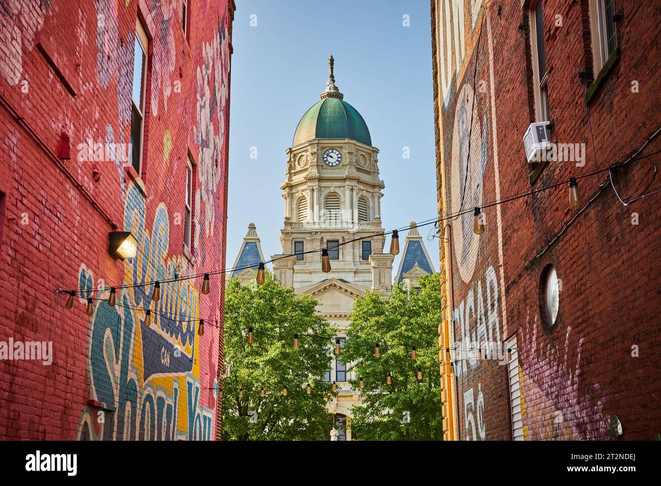 Whitley County courthouse framed by two buildings with wall murals in ...