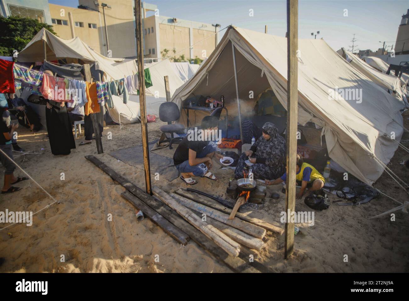Palestinian refugees living in tents in Khan Yunis, Gaza Strip on ...