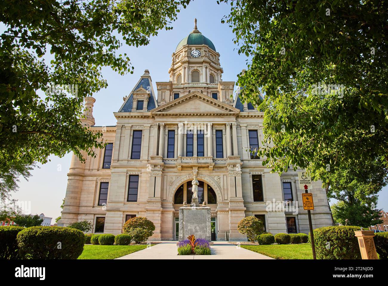 Courthouse that looks like a castle hi-res stock photography and images ...