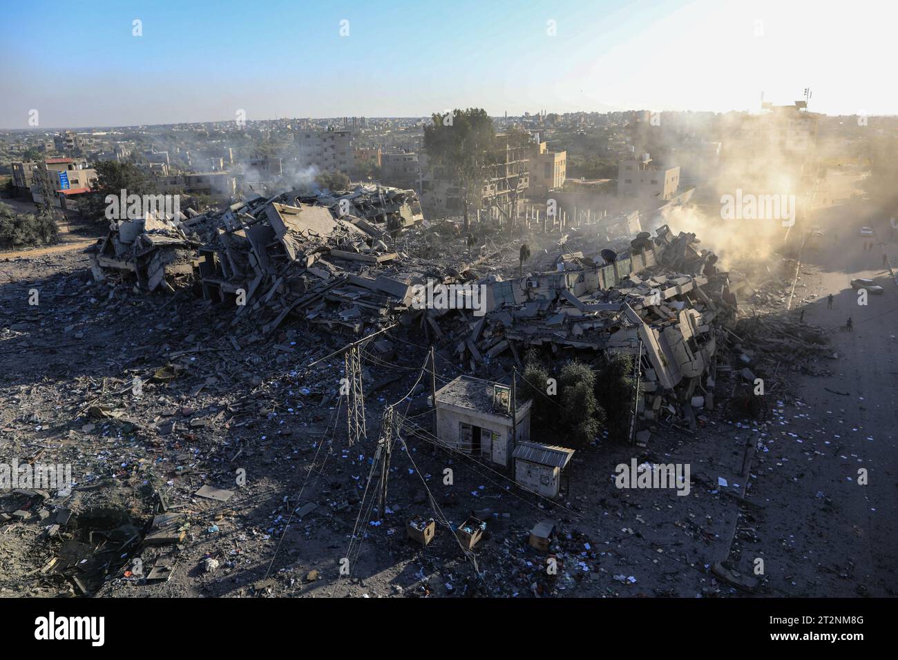 Gaza. 20th Oct, 2023. Photo taken on Oct. 20, 2023 shows a building ...