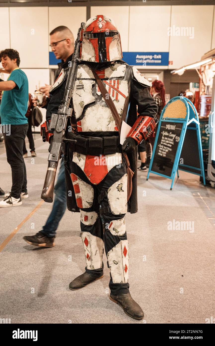Messe-Besucher als Mandalorianer verkleidet, mit Grogu im Beutel ...