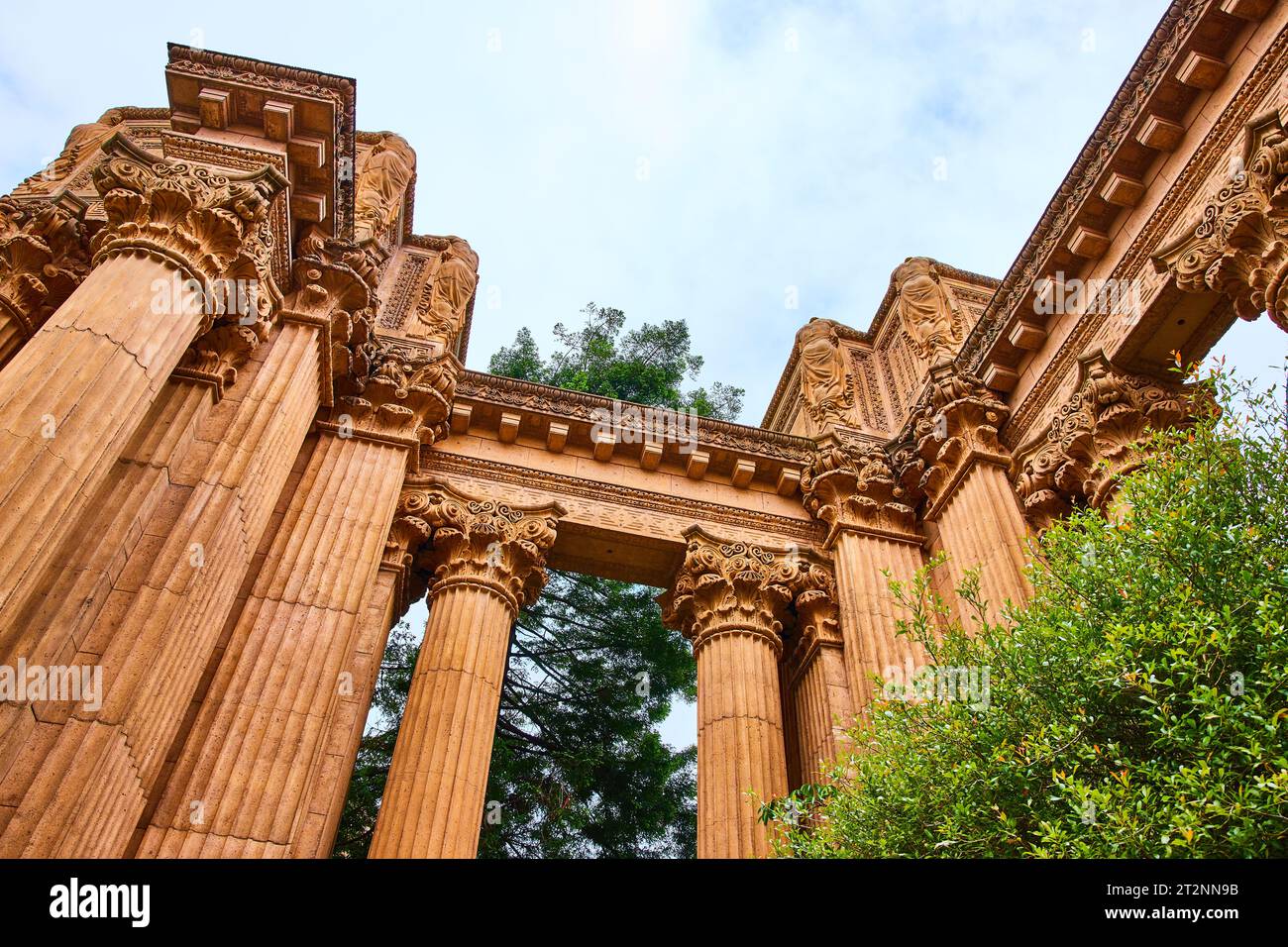 Colonnade at Palace of Fine Arts with ode to decaying ruins of ancient ...