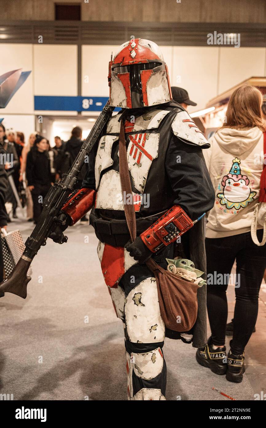 Messe-Besucher als Mandalorianer verkleidet, mit Grogu im Beutel ...