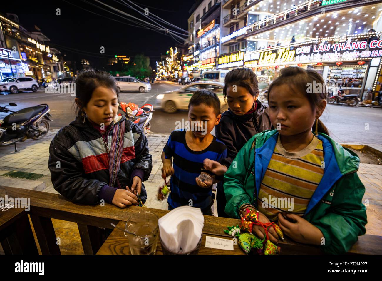 Begging children hi-res stock photography and images - Alamy