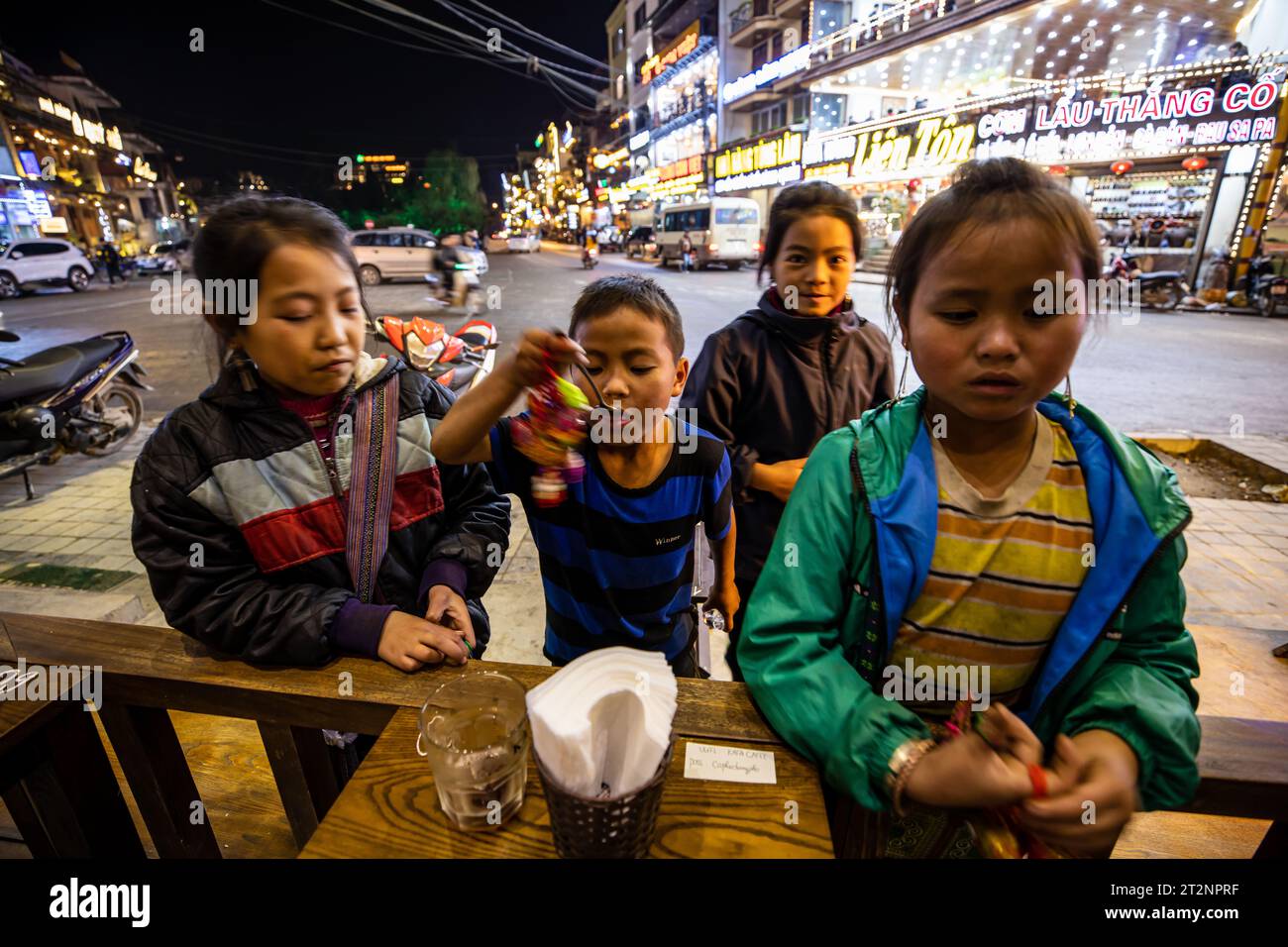 Begging children hi-res stock photography and images - Alamy