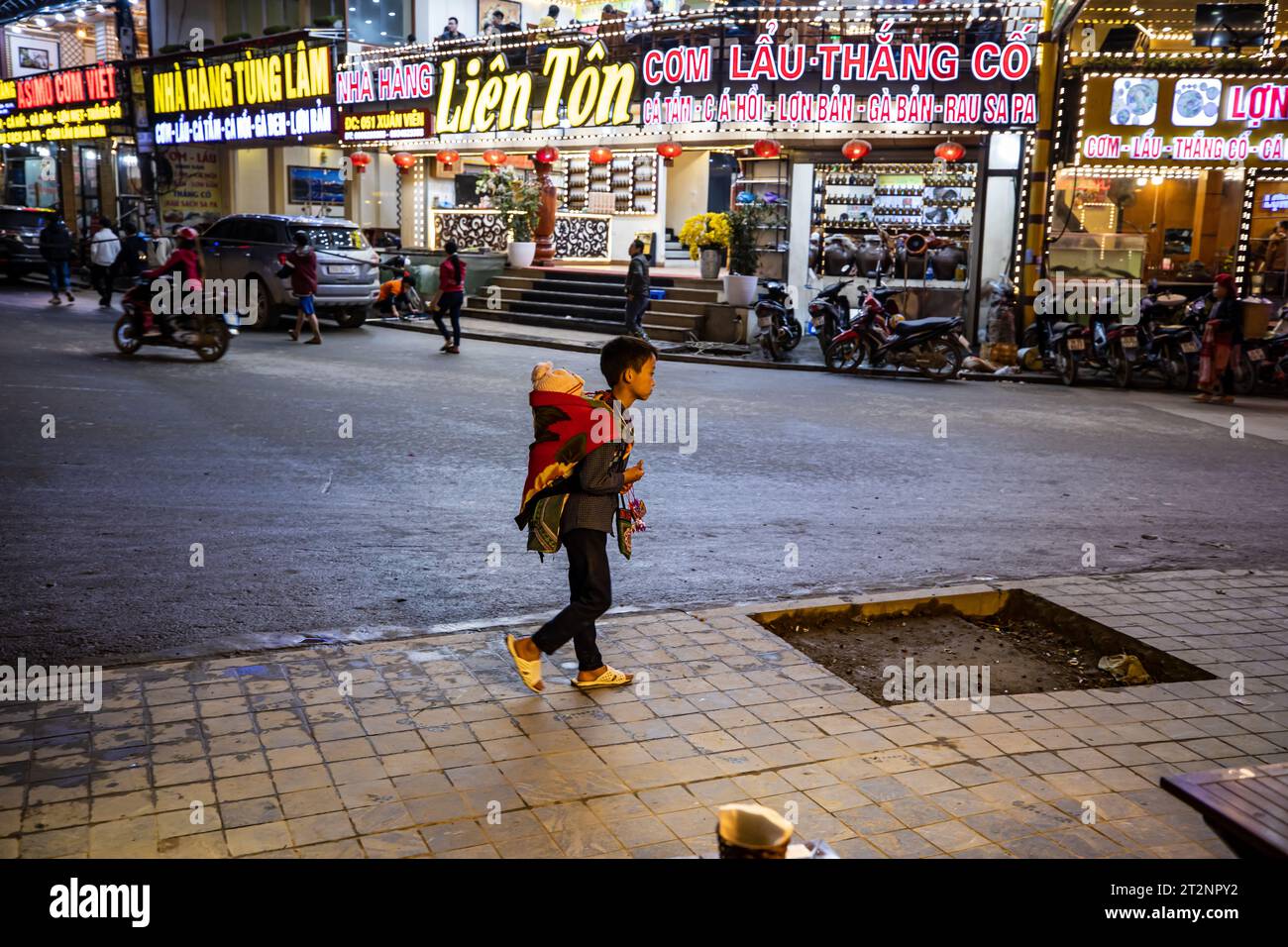 Begging kids in Sapa Vietnam Stock Photo - Alamy