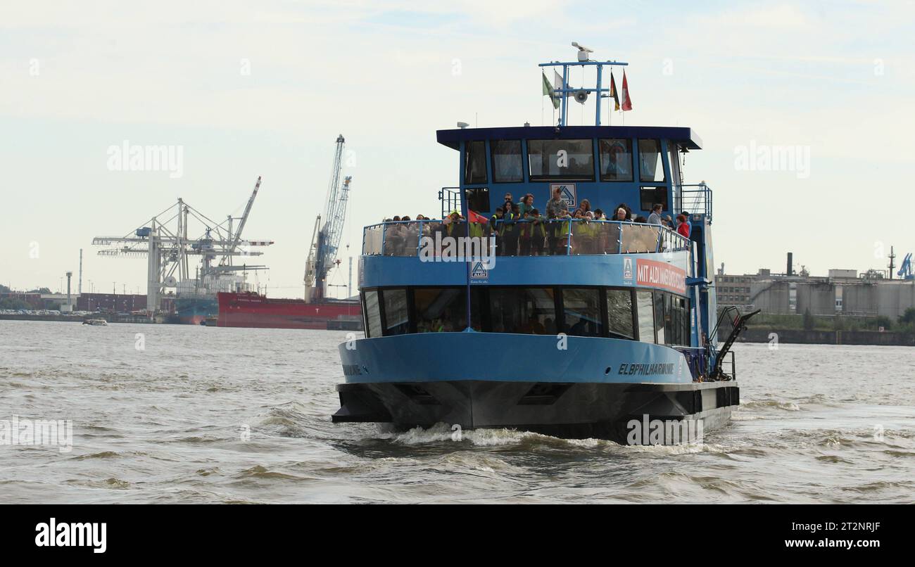 Die HADAG-Fähre Elbphilharmonie fährt auf der Elbe im Hamburger Hafen ...
