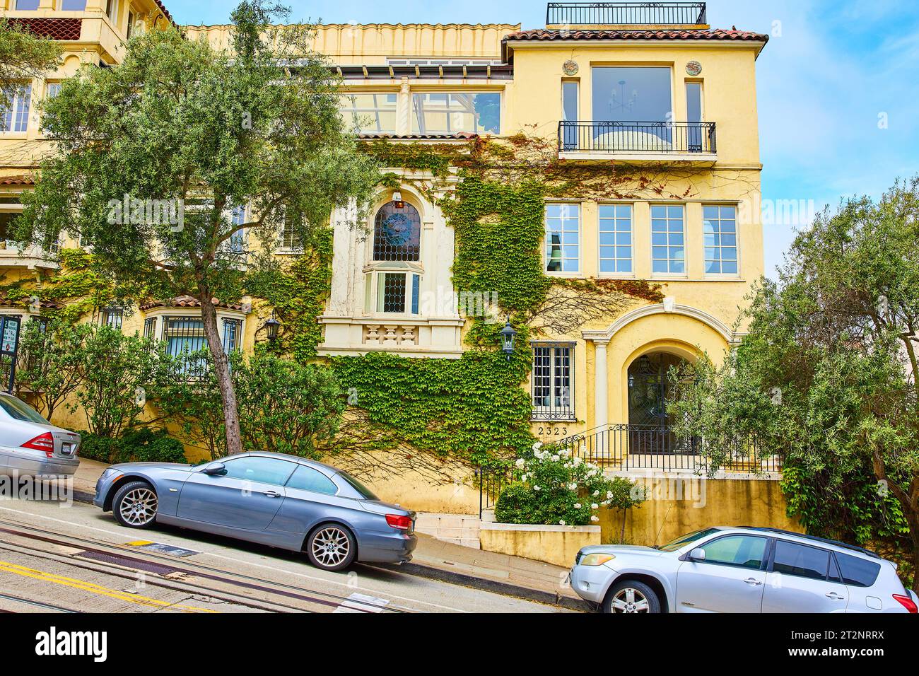 Large building many windows hi-res stock photography and images - Alamy
