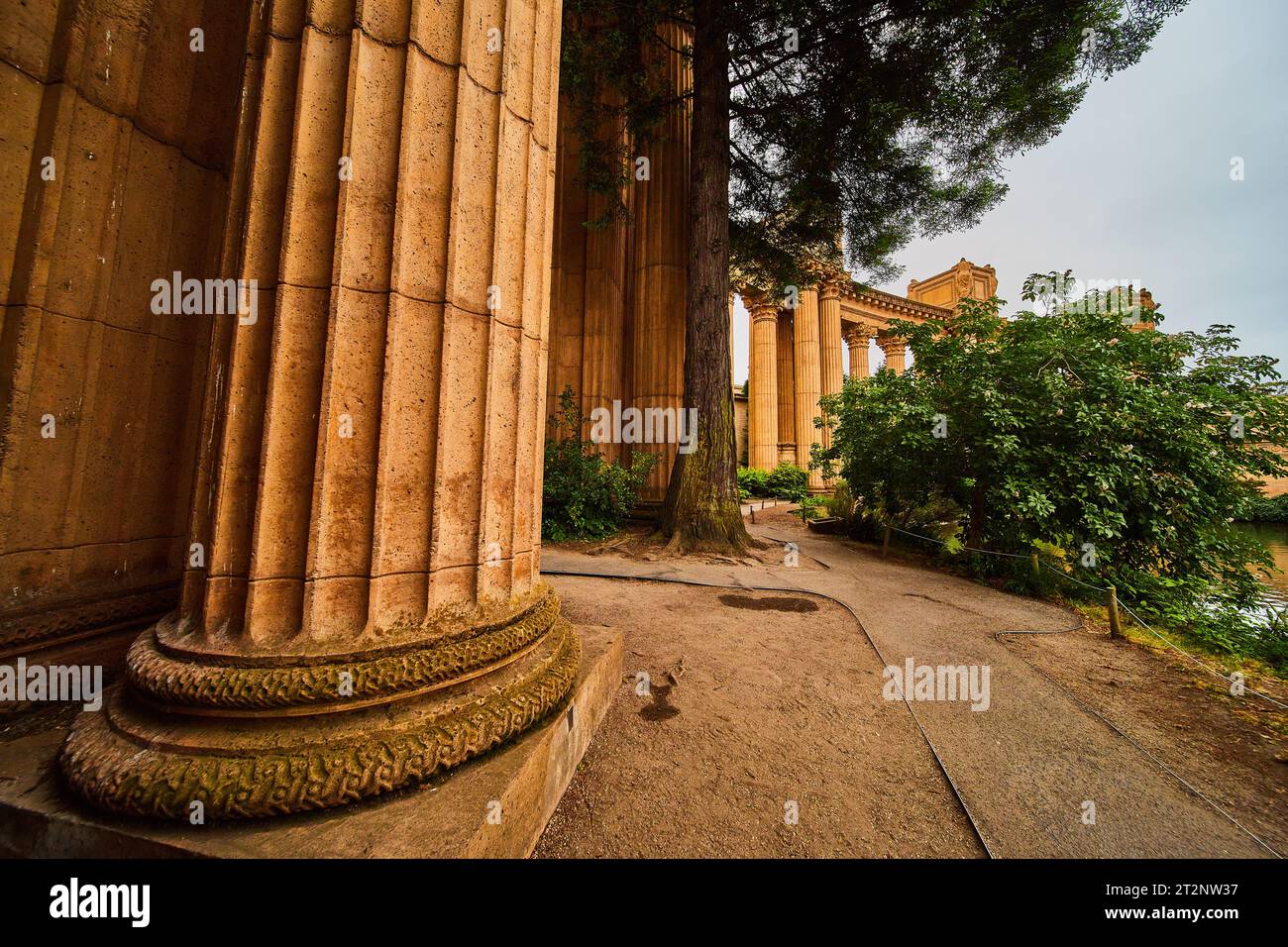 Path between pillars hi-res stock photography and images - Alamy