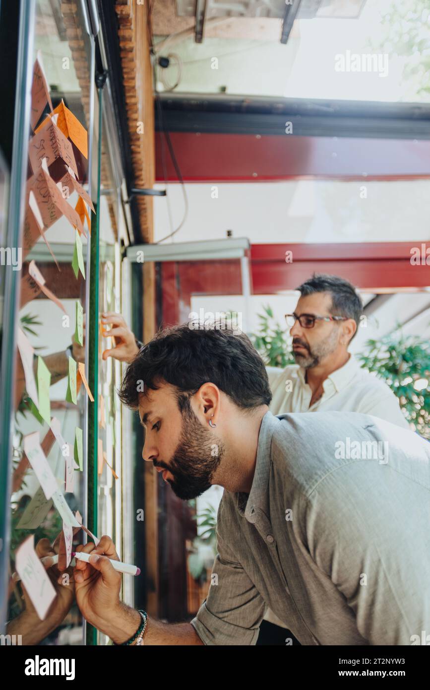 Employees working behind glass hi-res stock photography and images - Alamy