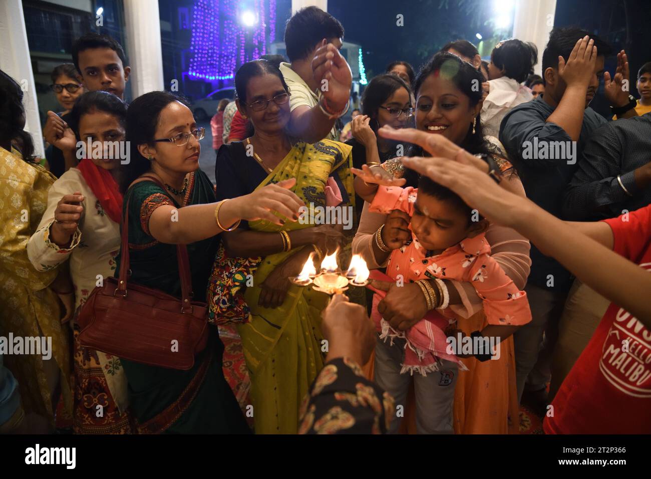 Kolkata, West Bengal, India. 20th Oct, 2023. Evening rituals of annual ...