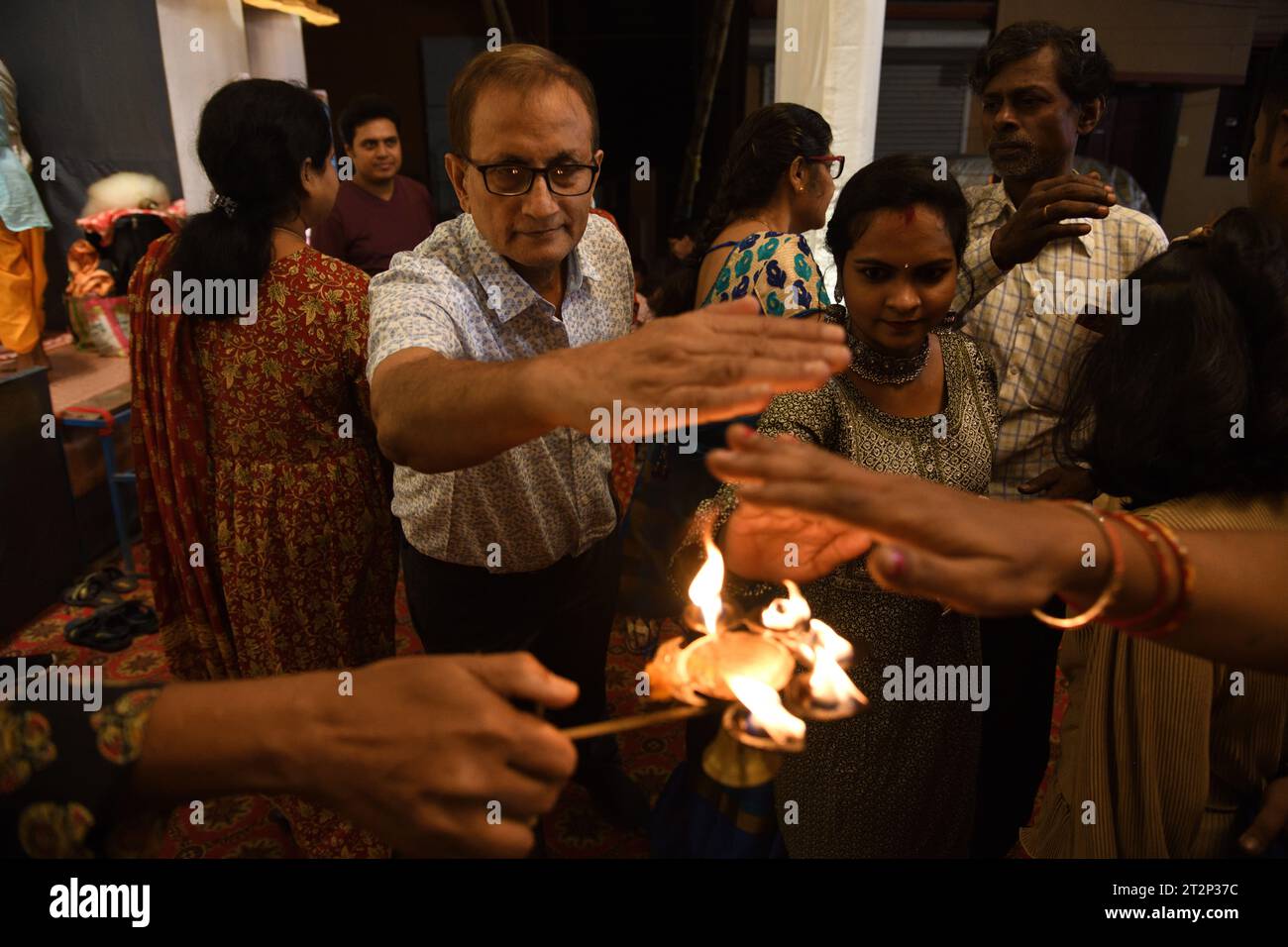 Kolkata, West Bengal, India. 20th Oct, 2023. Evening rituals of annual ...