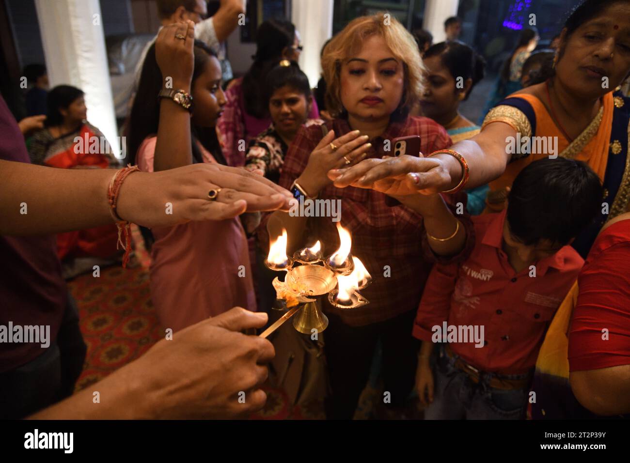 Kolkata, West Bengal, India. 20th Oct, 2023. Evening rituals of annual ...