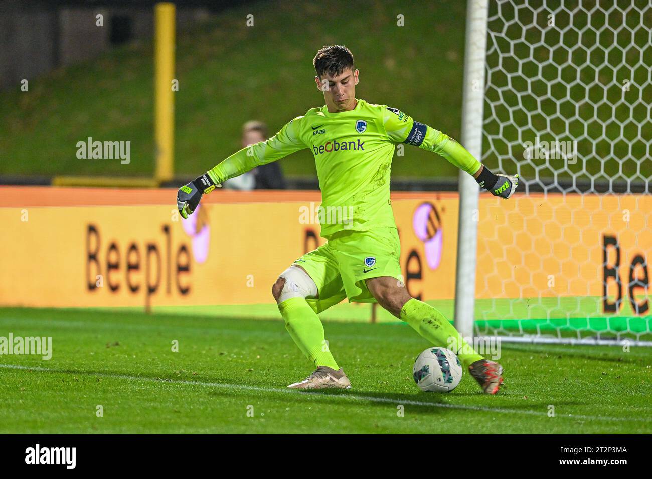 Deinze, Belgium. 20th Oct, 2023. goalkeeper Mike Penders (41) of Jong ...