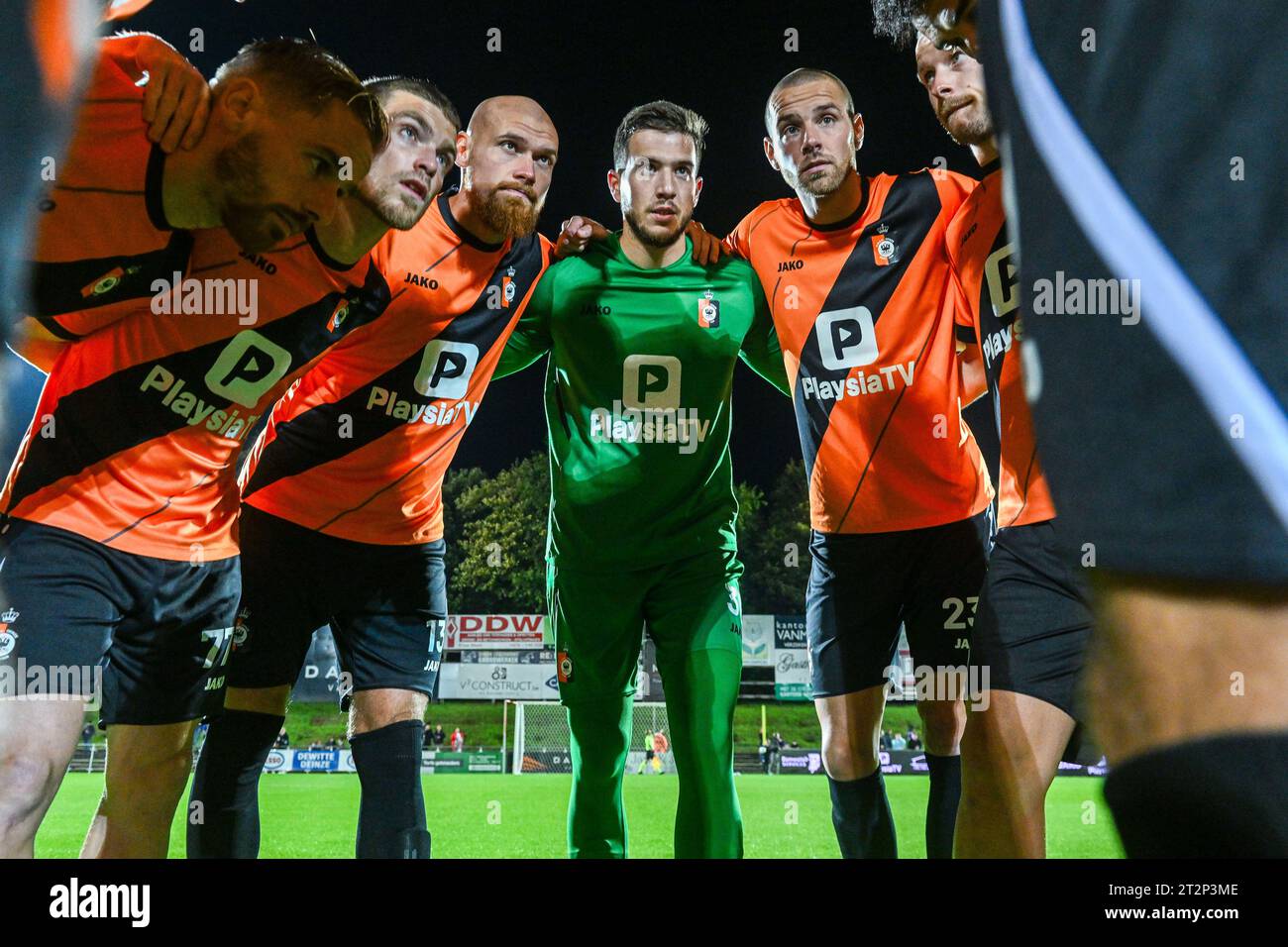 Deinze, Belgium. 20th Oct, 2023. Team Deinze pictured before a soccer ...