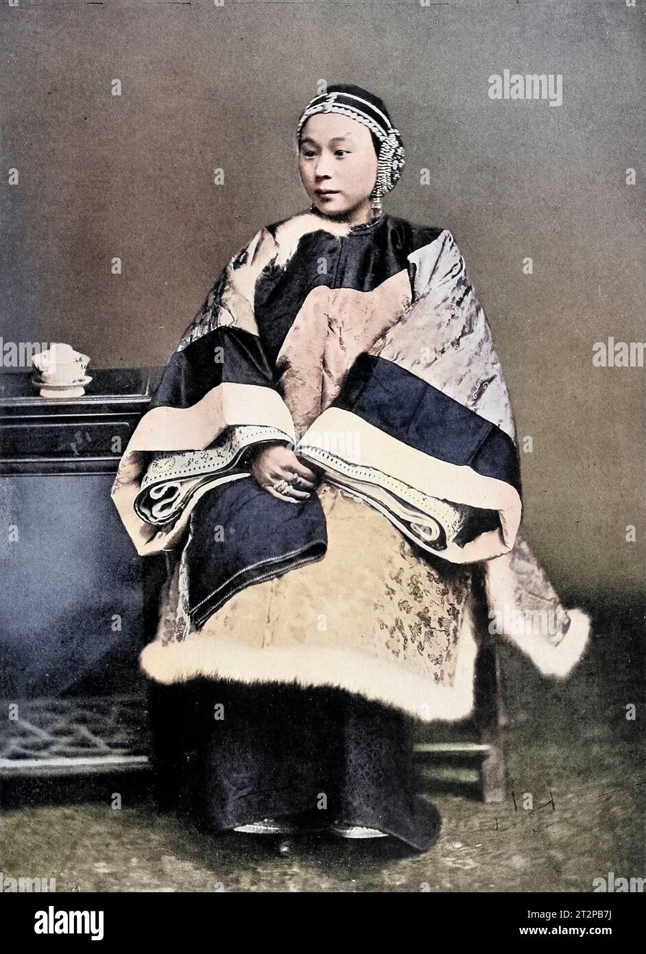 Chinese lady of high rank in full dress costume Stock Photo - Alamy