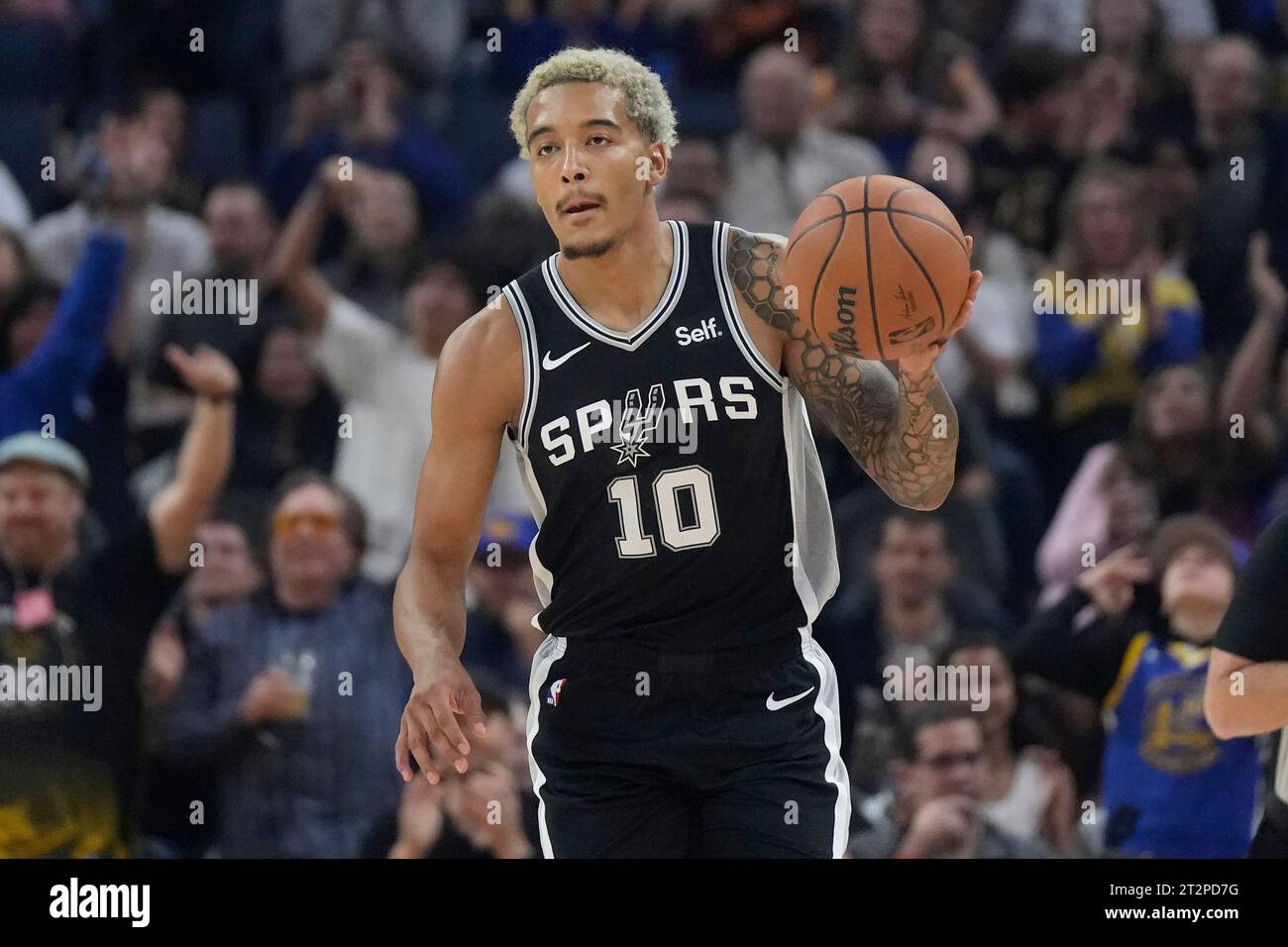 San Antonio Spurs forward Jeremy Sochan (10) brings the ball up the ...