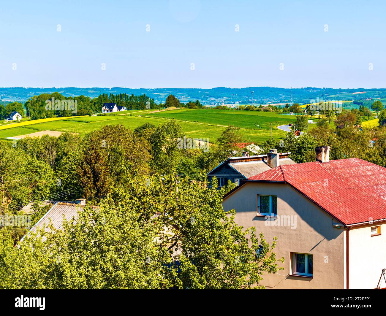 House in front of hillside hi-res stock photography and images - Alamy