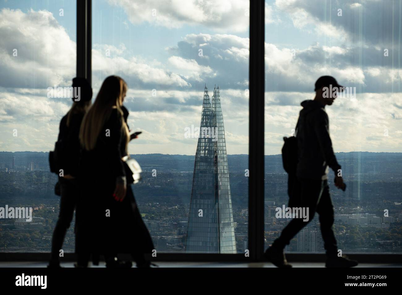 London, UK. 20th Oct, 2023. Tourists gather at Horizon 22, Europe's ...