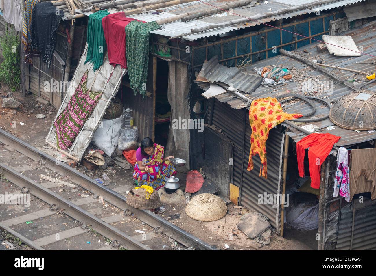 Life in the slums by the railway tracks in Tejgaon. Dhaka, Bangladesh ...