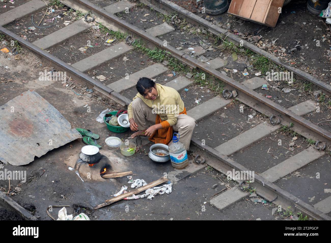 Life in the slums by the railway tracks in Tejgaon. Dhaka, Bangladesh ...