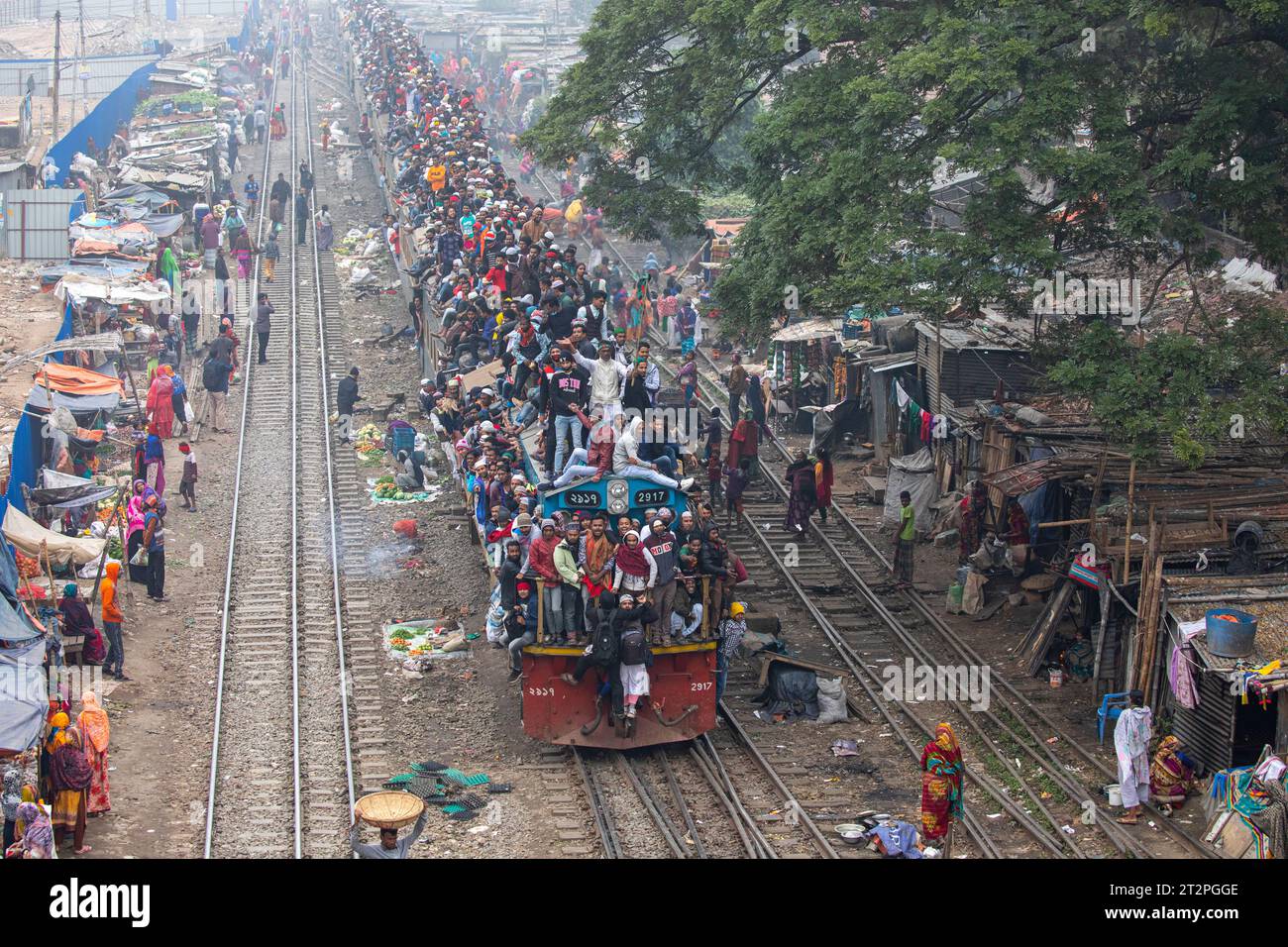 Devotees return home after attending the Akheri Munajat or final ...