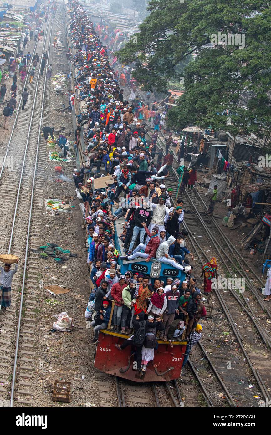 Devotees return home after attending the Akheri Munajat or final ...