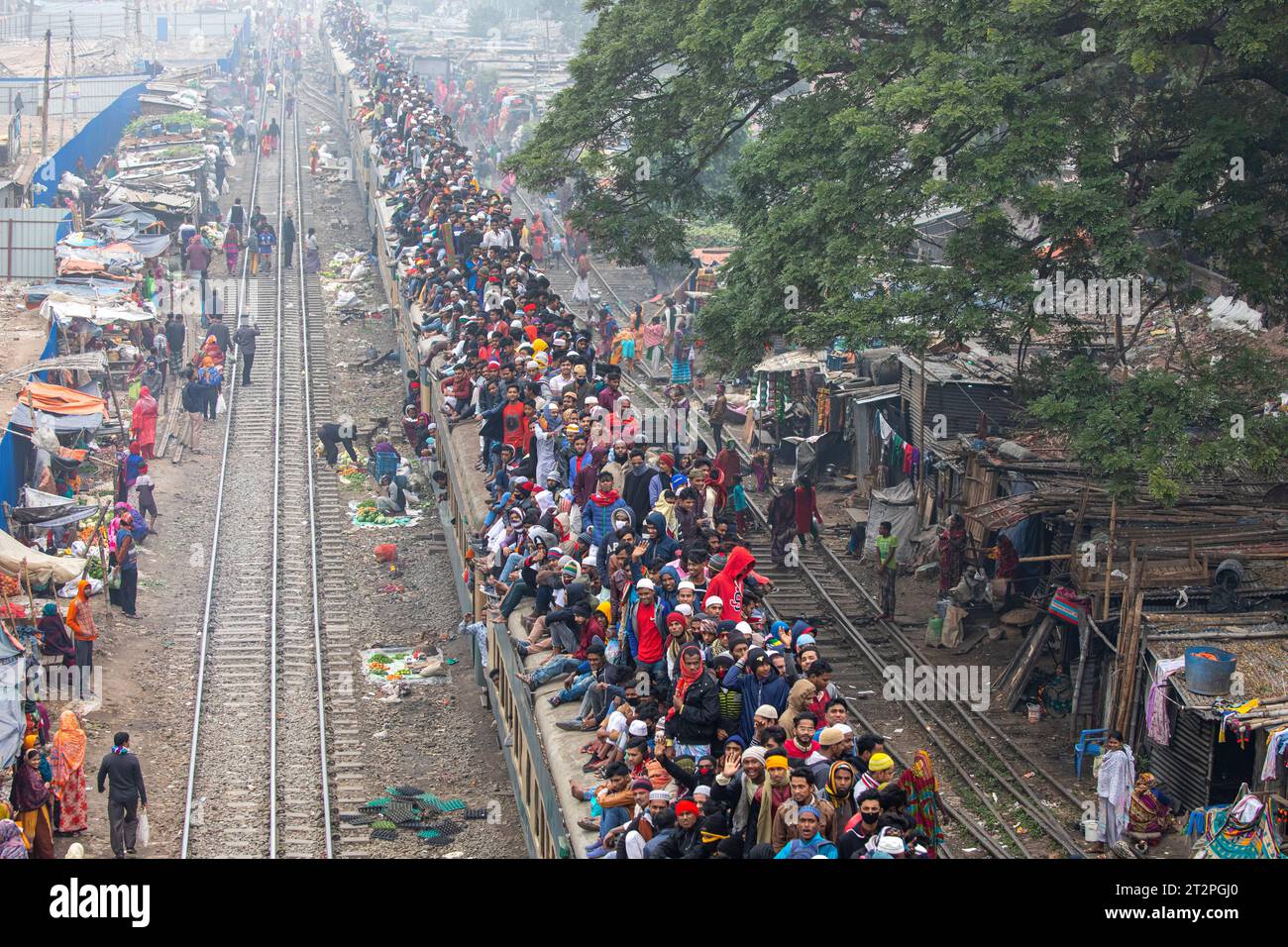 Devotees return home after attending the Akheri Munajat or final ...