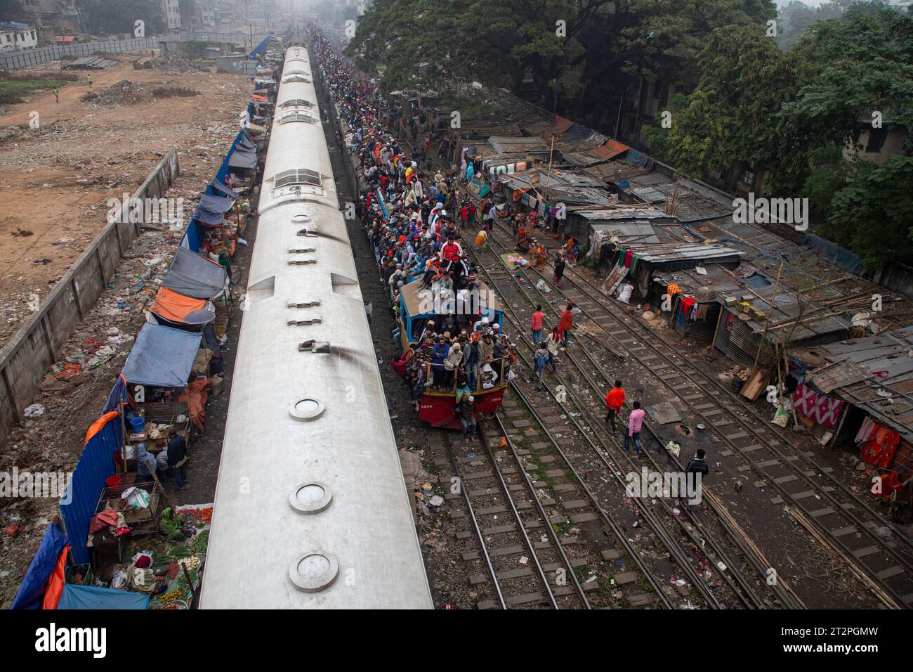 Devotees return home after attending the Akheri Munajat or final ...