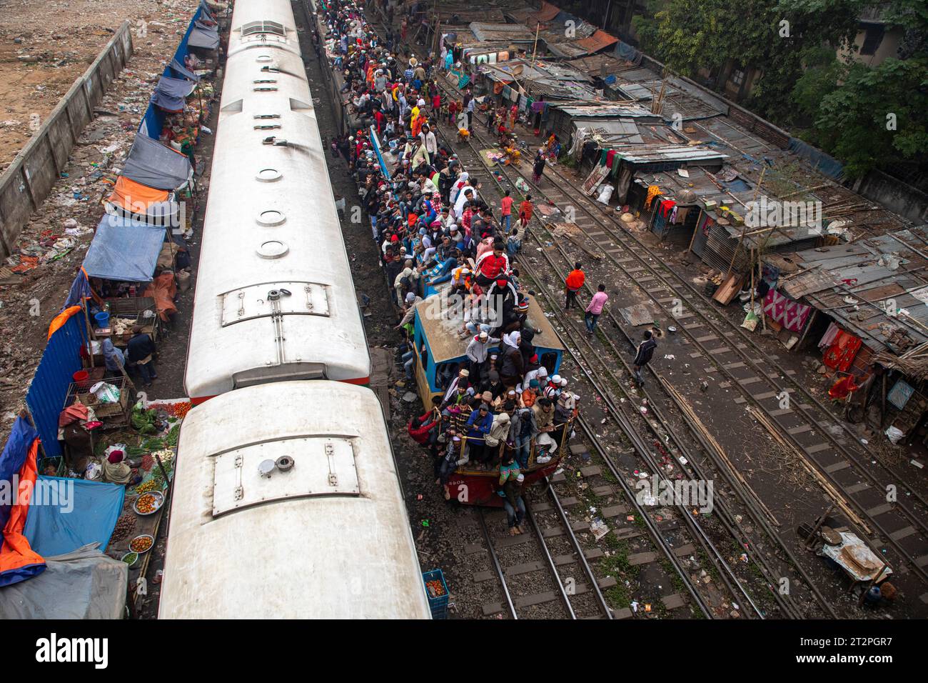 Devotees return home after attending the Akheri Munajat or final ...
