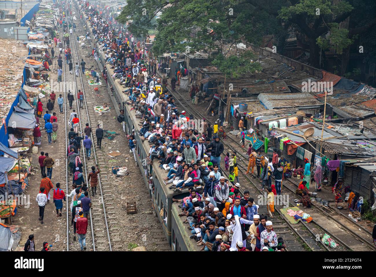 Devotees return home after attending the Akheri Munajat or final ...