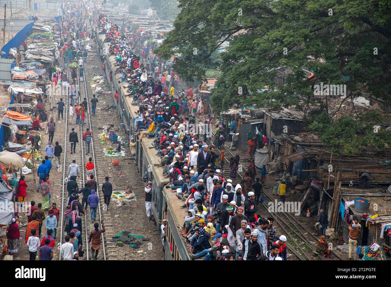 Devotees return home after attending the Akheri Munajat or final ...
