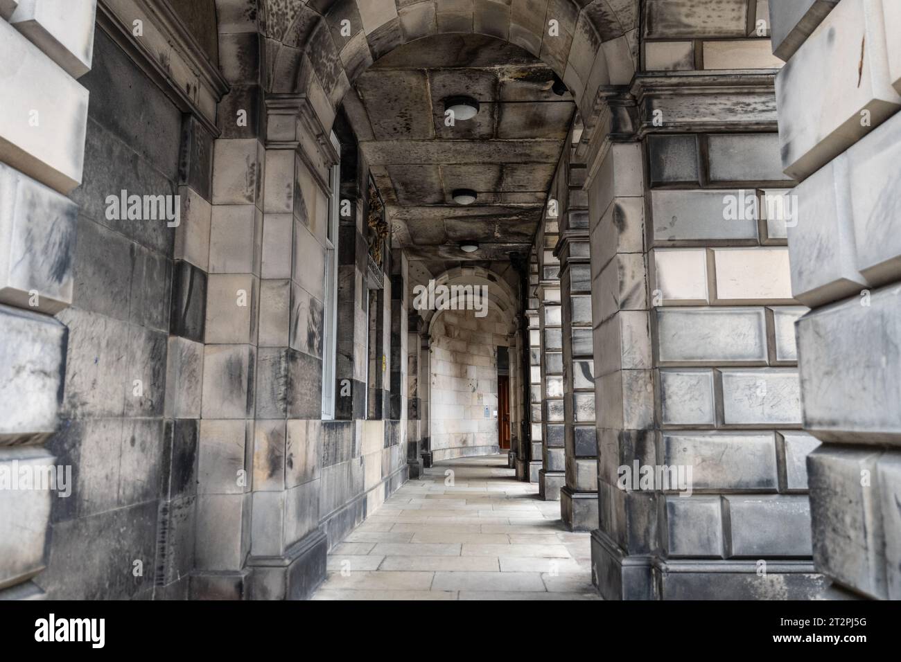 building archway at Parliament Square, Edinburgh, Scotland Stock Photo ...