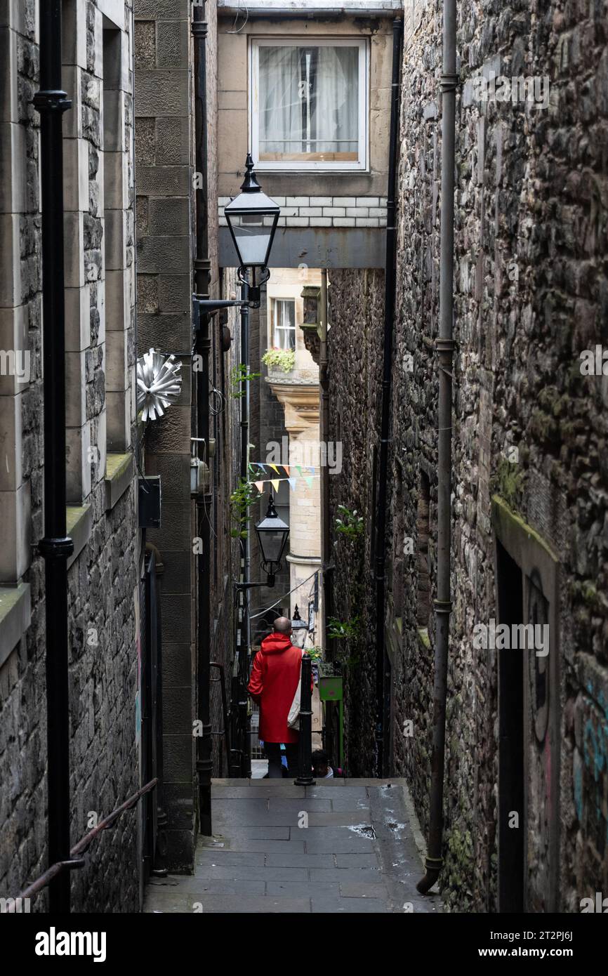 narrow side street along the Royal Mile, Edinburgh, Scotland Stock ...