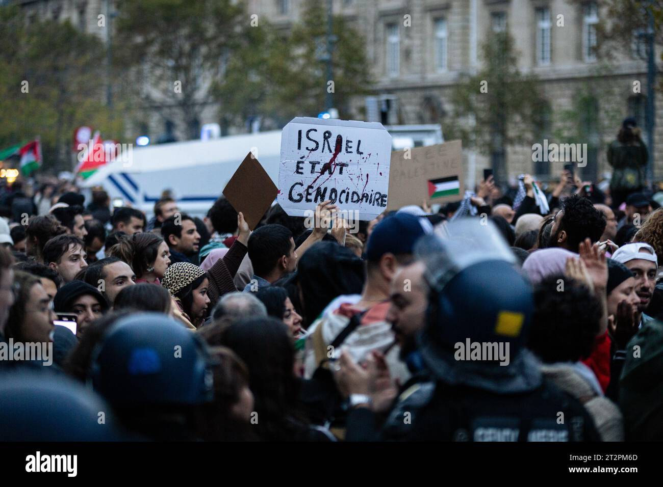 Paris, France. 19th Oct, 2023. A protester holds a placard during the ...