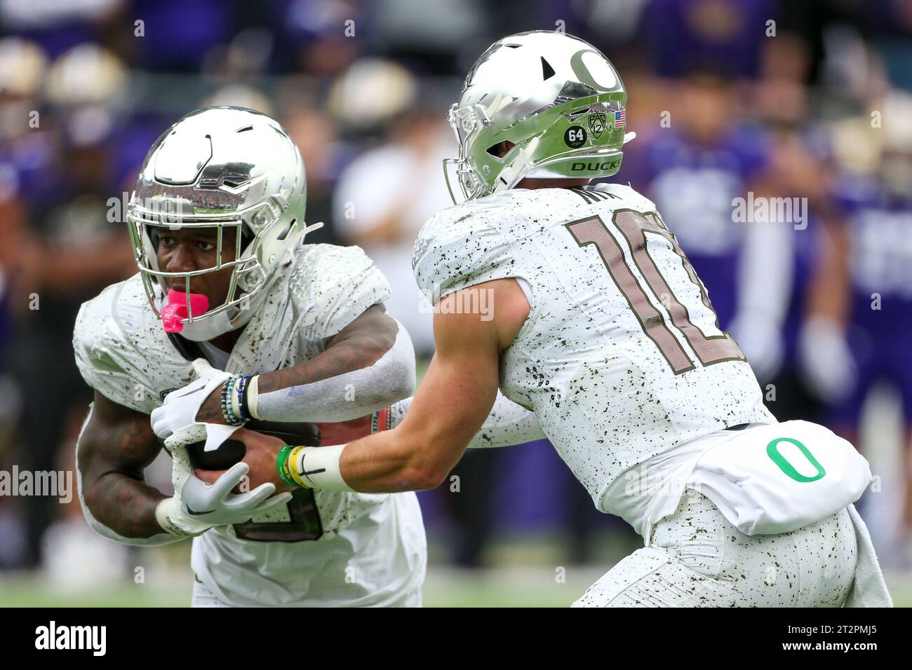 SEATTLE, WA - OCTOBER 14: Oregon (QB) #10 Bo Nix hands the ball off to ...