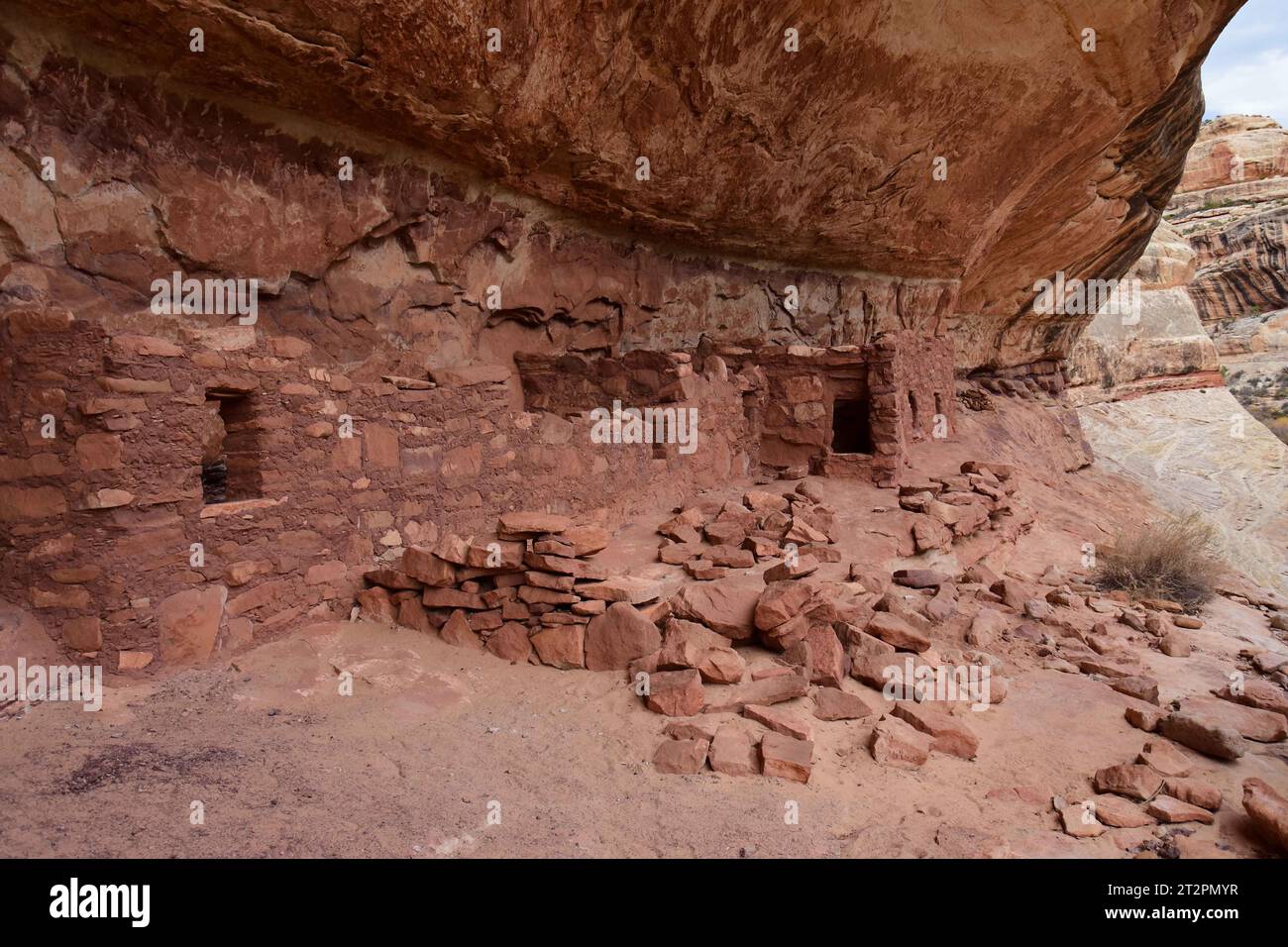 ancient horsecollar native american ruins in natural bridges national ...