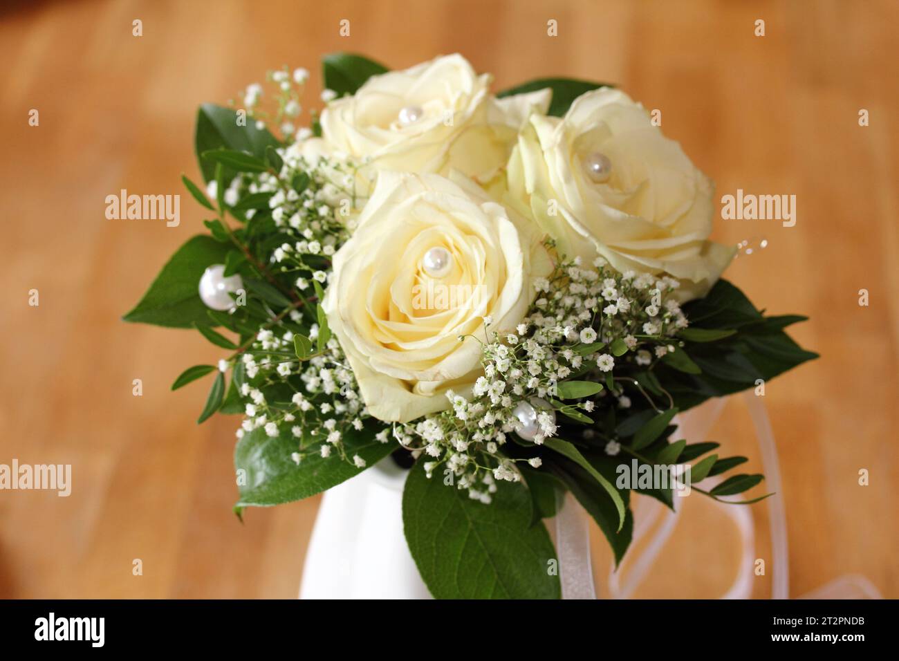 A beautiful bouquet of white roses Stock Photo - Alamy