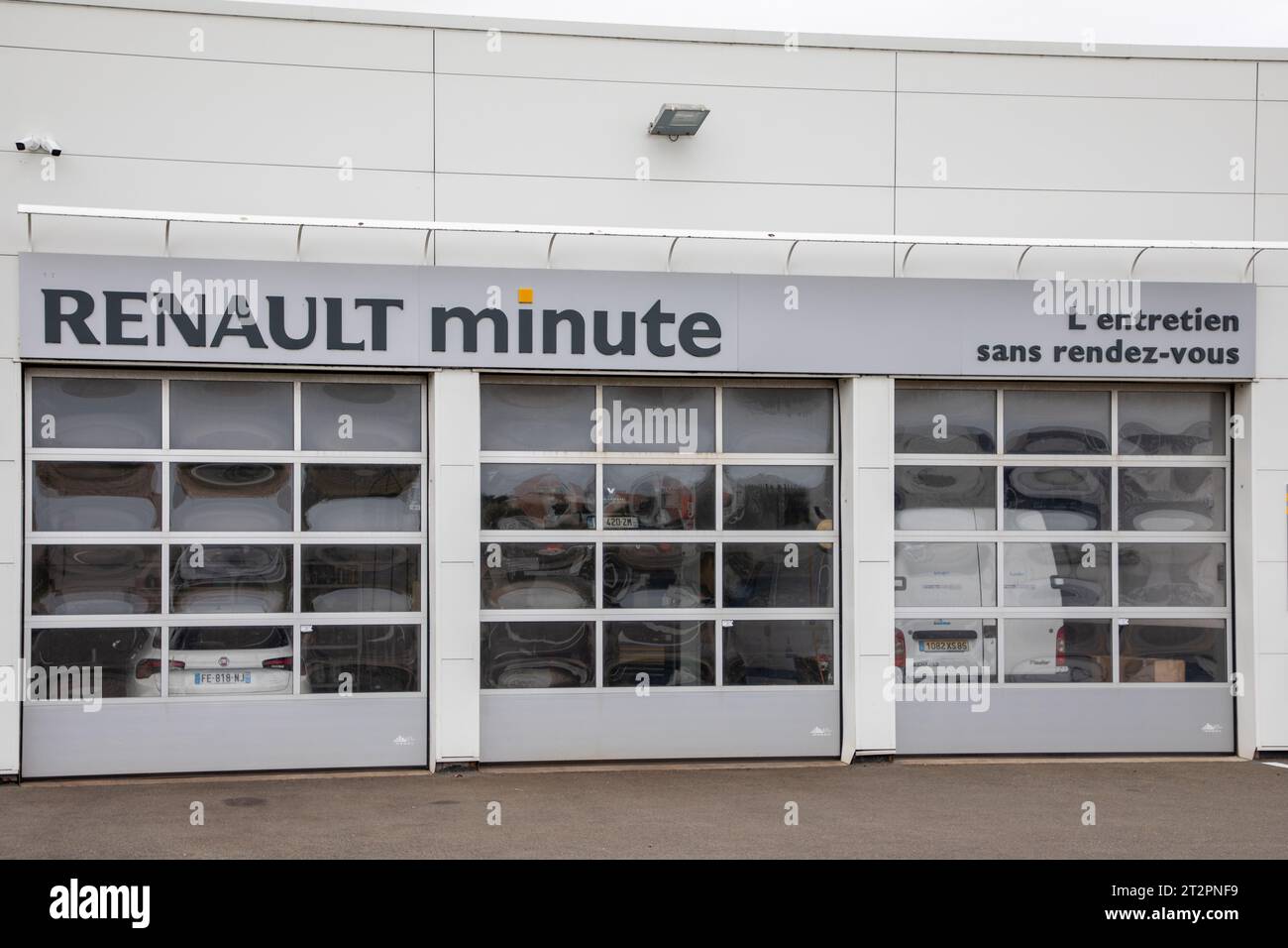 Renault Minute Logo Renault Officially Reveals New Logo CarWale
