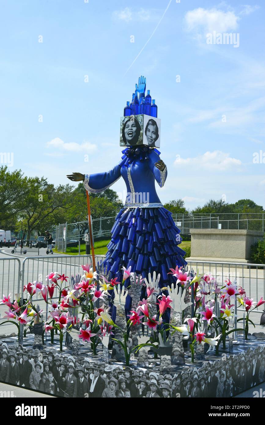 Sculpture of Marian Anderson in front of the Lincoln Memorial ...