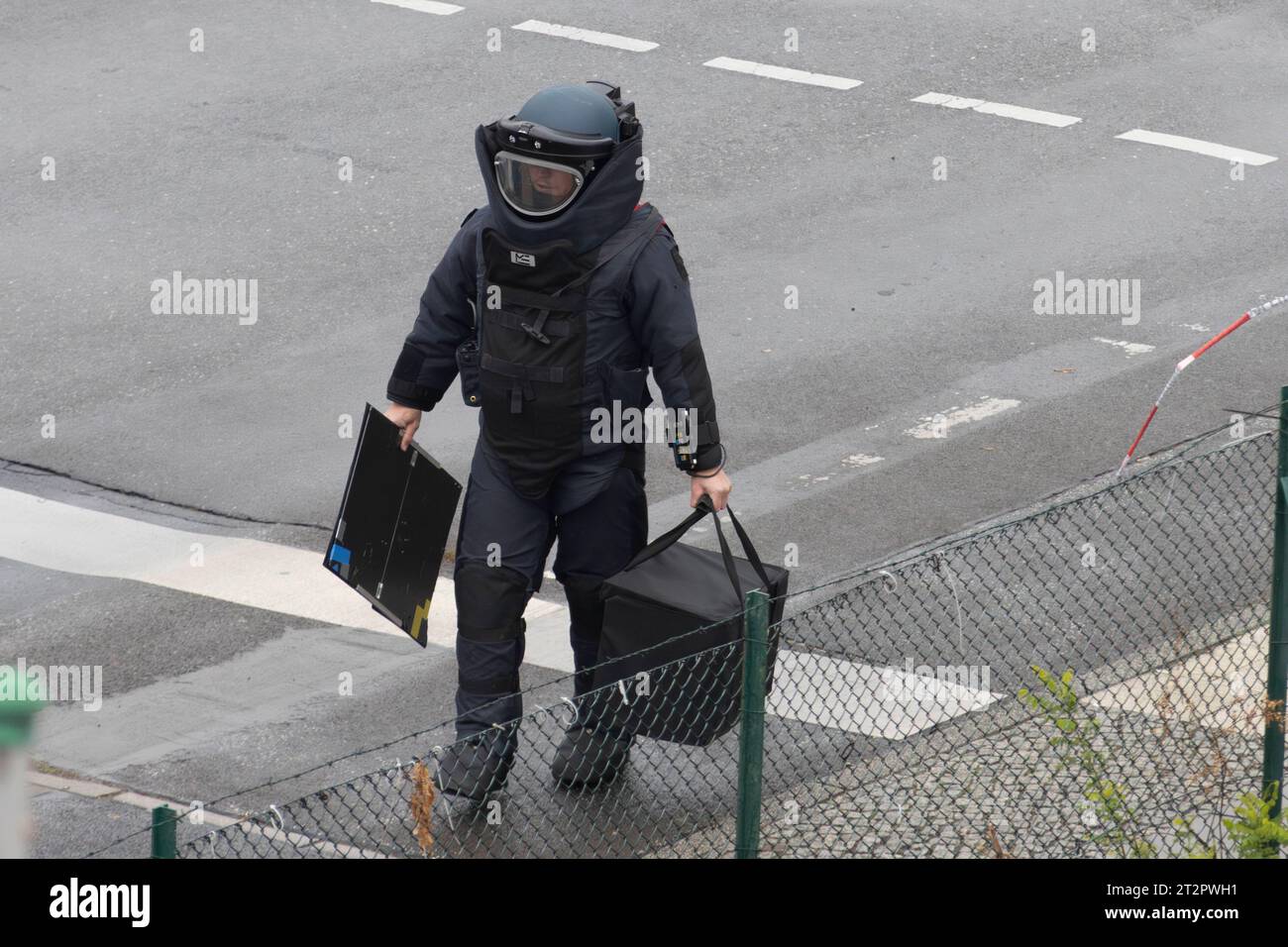 Bild-Motiv: Ein Beamter in Schutzausruestung geht zum Koffer um ihn zu durchleuchten Berlin den ...